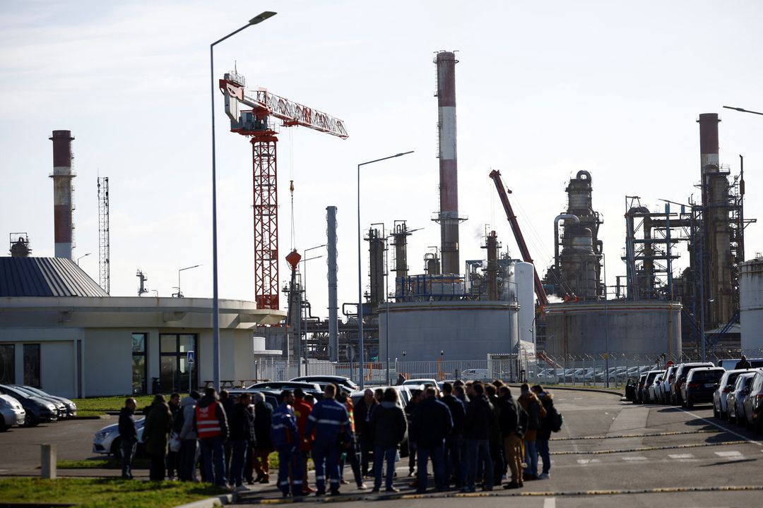 France requisitions workers for refineries after two weeks of strikes