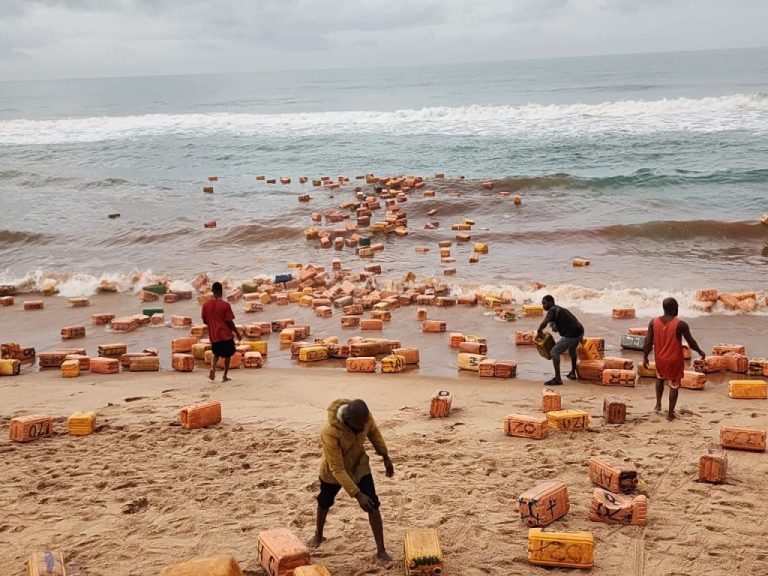 Petroleum smugglers' boat runs aground at Seme border