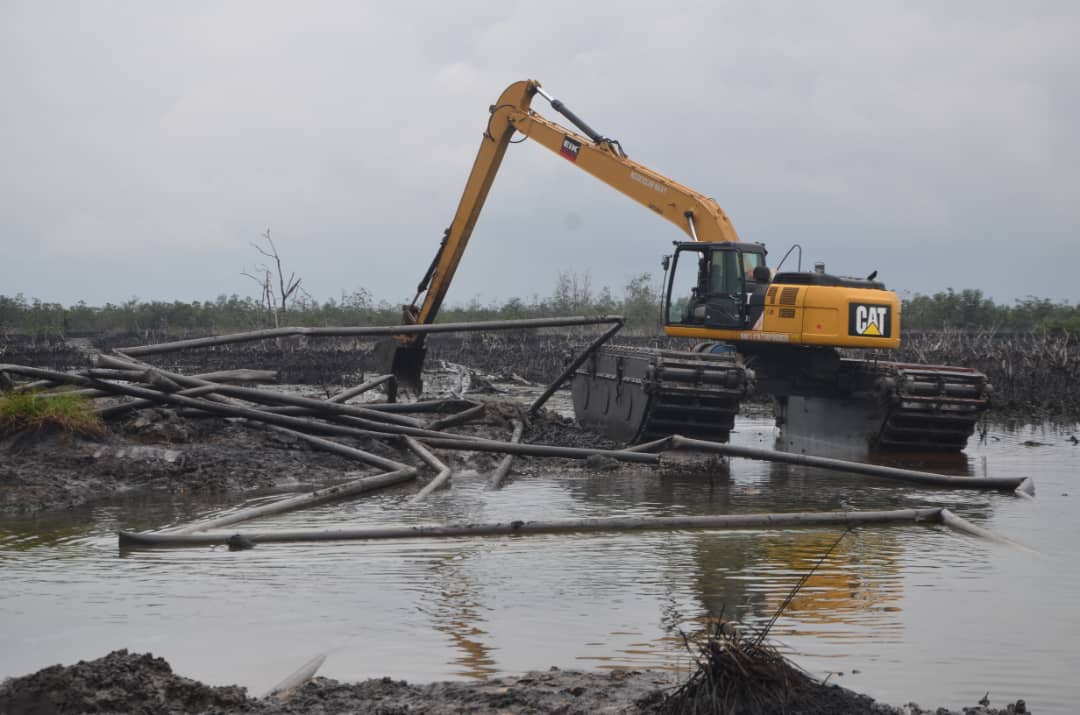 Navy dismantles 2km illegal pipeline attached to OML18 wellhead ...